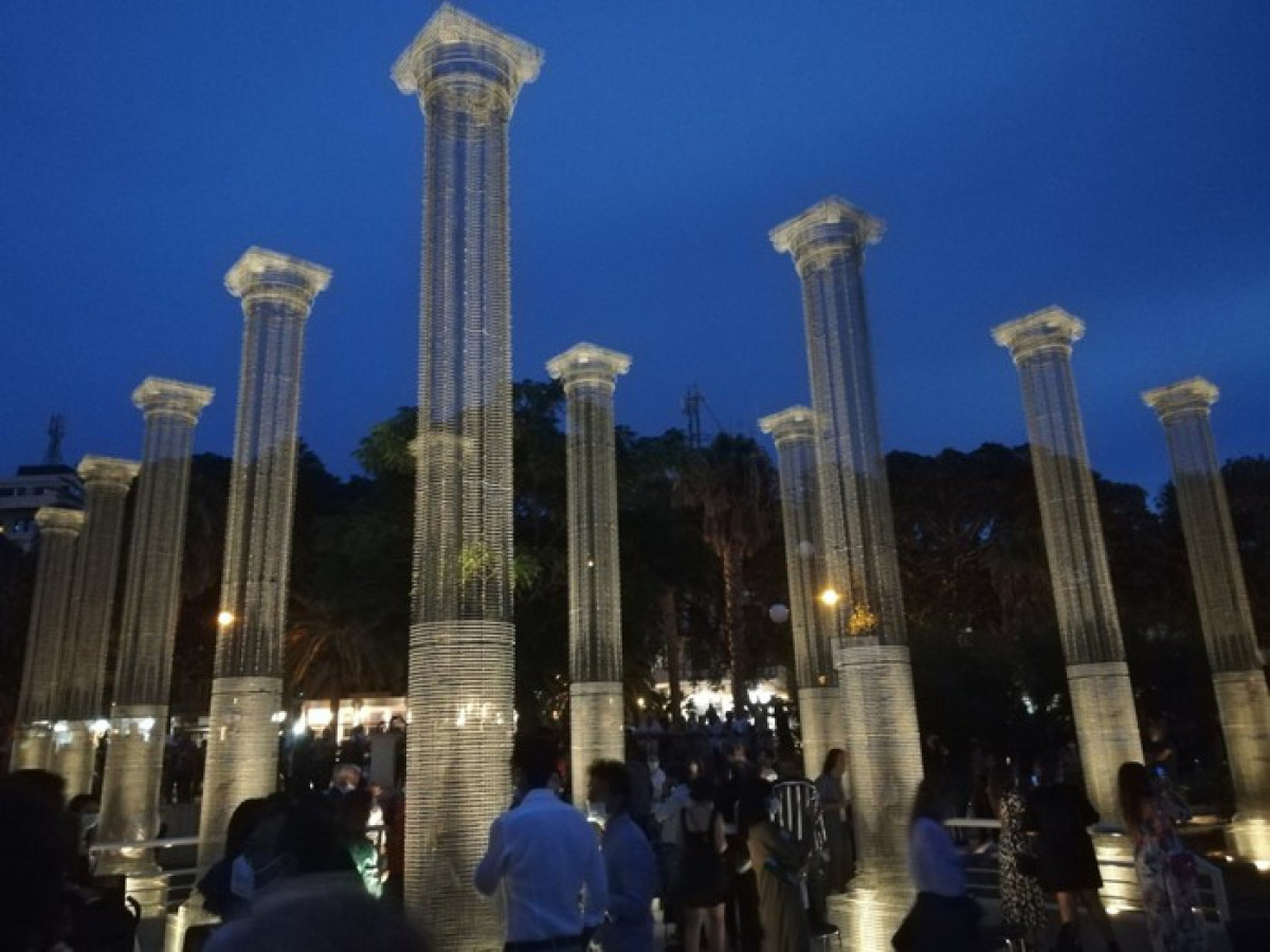 Edoardo Tresoldi a Reggio Calabria: 46 colonne greche sul lungomare ...