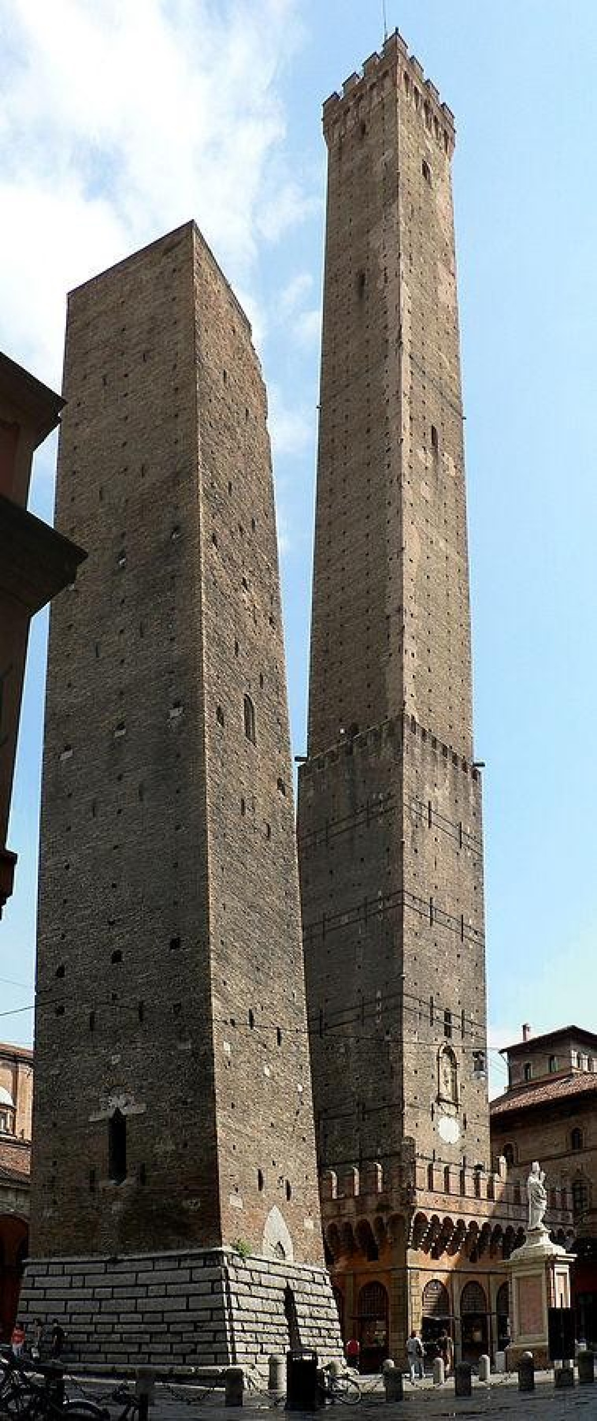 Torre Degli Asinelli E Torre Garisenda Due Torri Bologna ViaggiArt